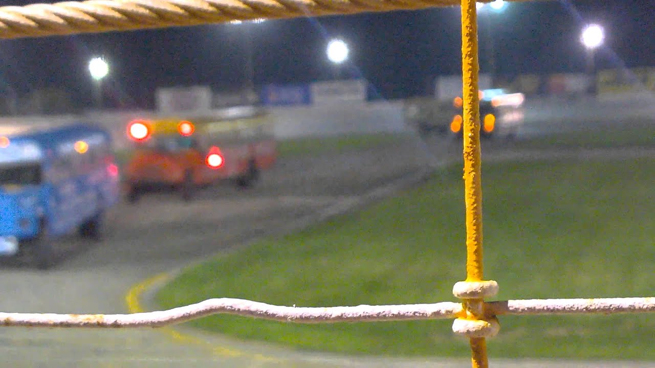 Figure 8 School Bus Race - YouTube
