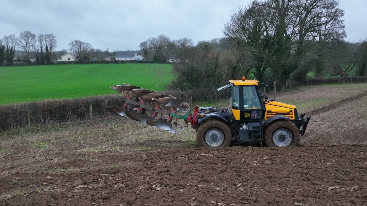 Ploughing JCB Fastrac 2135 - YouTube