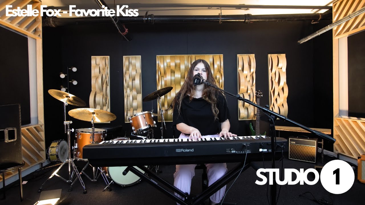 Estelle Fox - Favorite Kiss | Studio 1 Live - YouTube