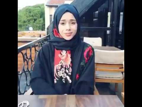 Beden dili ile şarkı söyleyen kiz