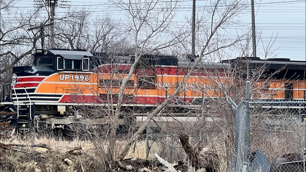 UP 1996 leading UP CSHCD crawls to a stop in Butler, WI - YouTube
