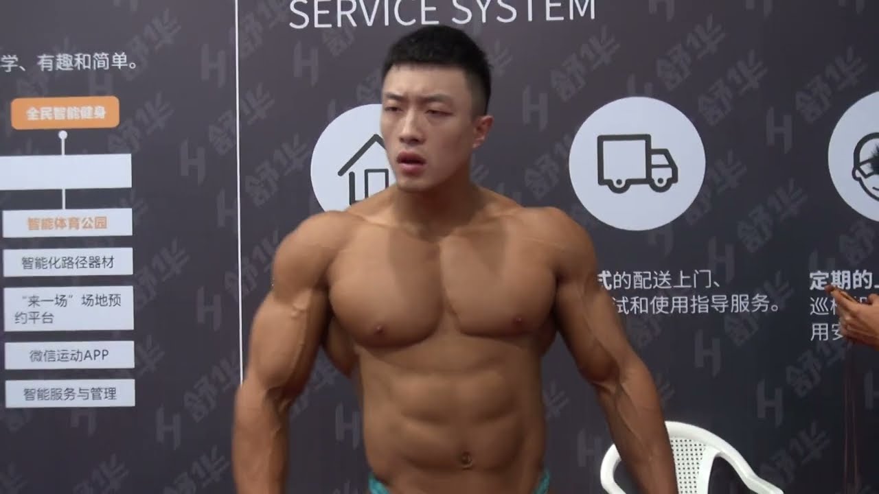 Chinese bodybuilder backstage pumping, Dong Yao - YouTube