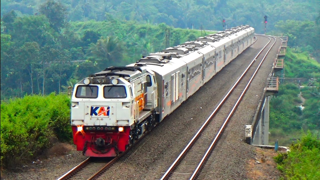 JET DARAT ! MELIHAT KERETA API EKSPRES MEWAH MELESAT CEPAT DI TREK ...