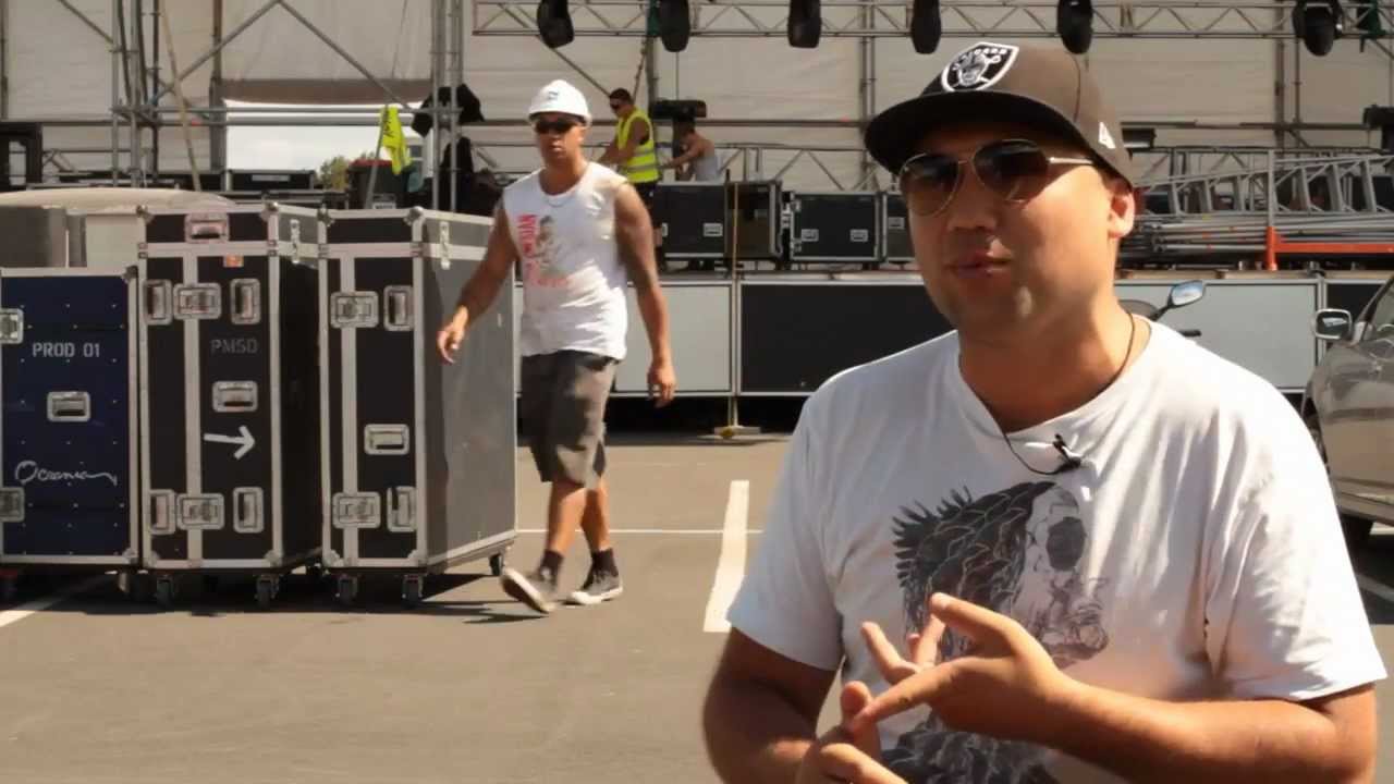 Mark Kneebone Backstage with Lee - YouTube