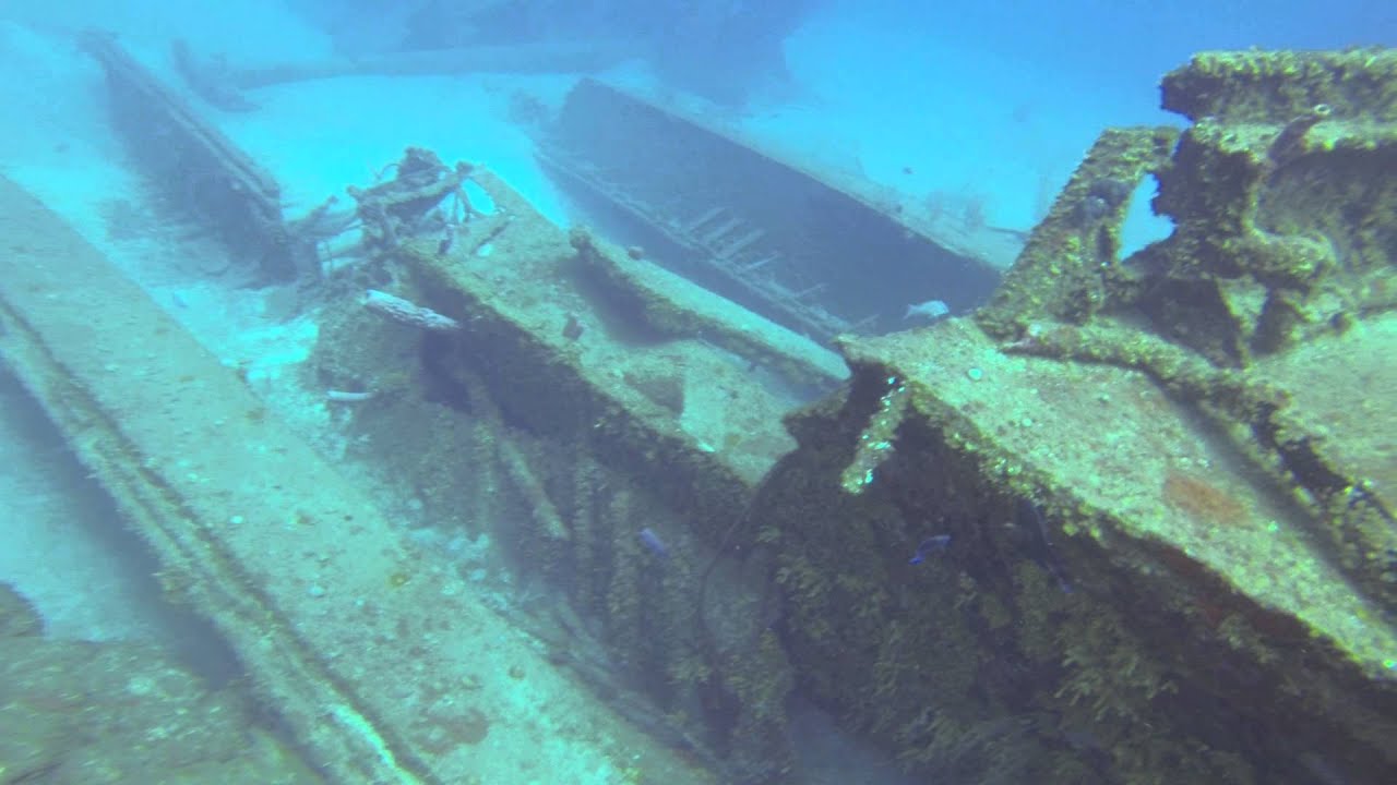 Diving the El Aguila shipwreck in Roatan, Honduras. - YouTube
