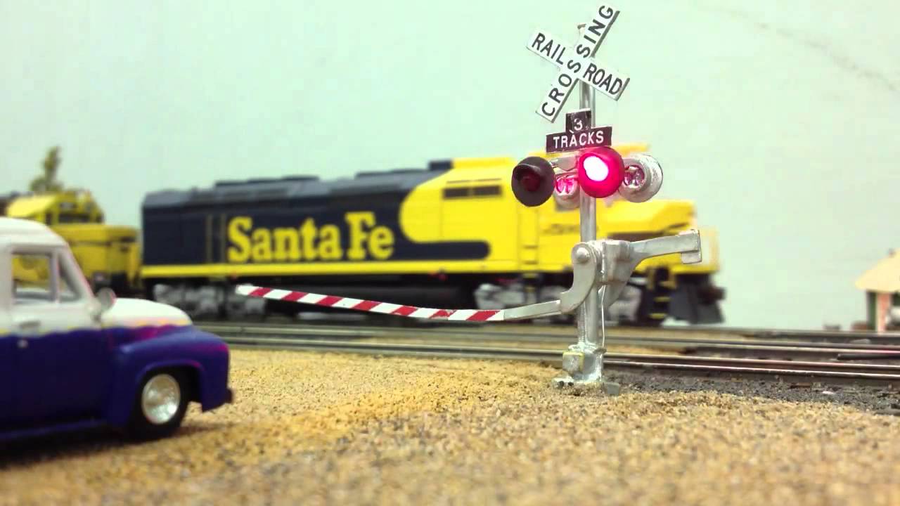 ATSF 5998 East leads a light power move - YouTube