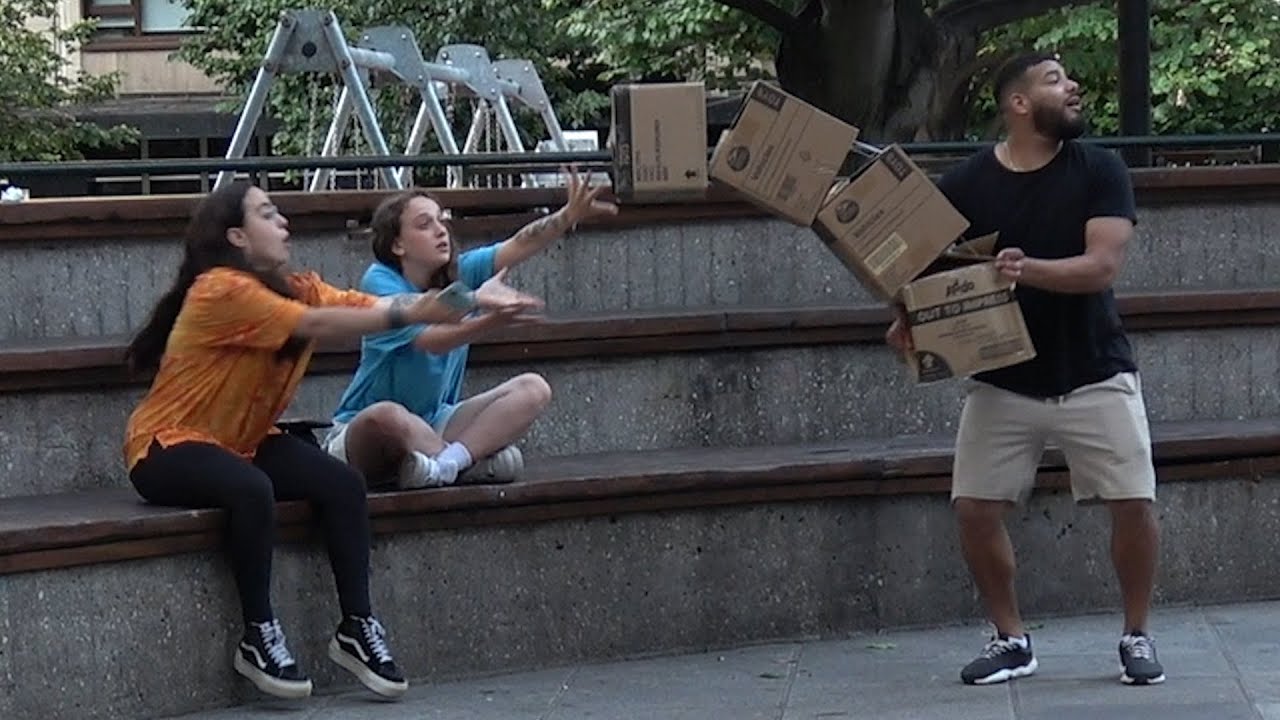 broma cuidado con las cajas #1 // falling box prank - YouTube
