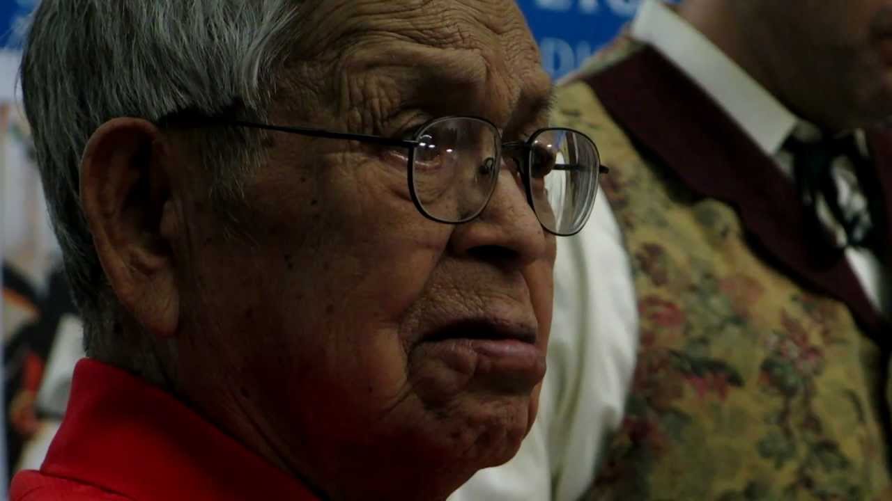 Cherokee Veteran sings Amazing Grace - YouTube