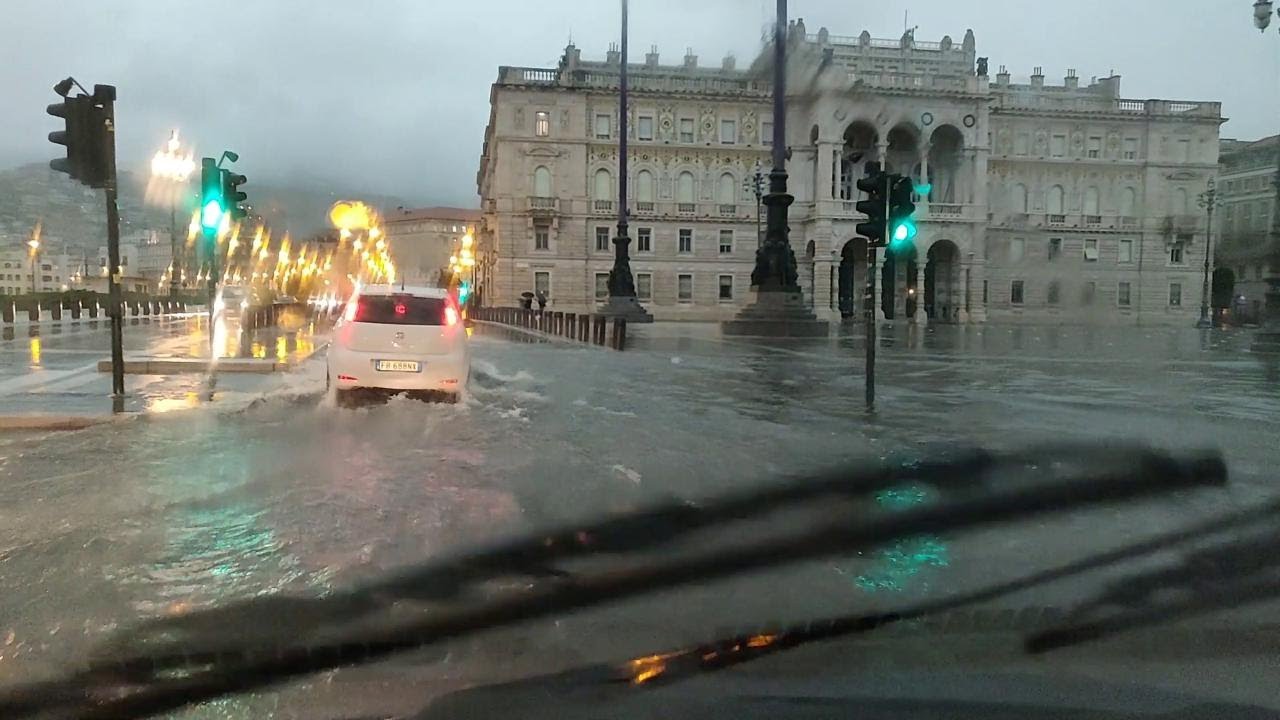 Trieste, la tempesta si abbatte sulla città - YouTube