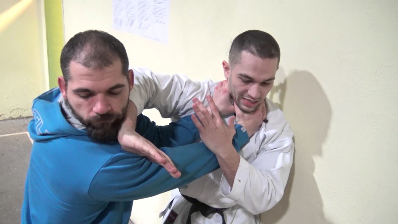 Self Defense choke against a wall - YouTube