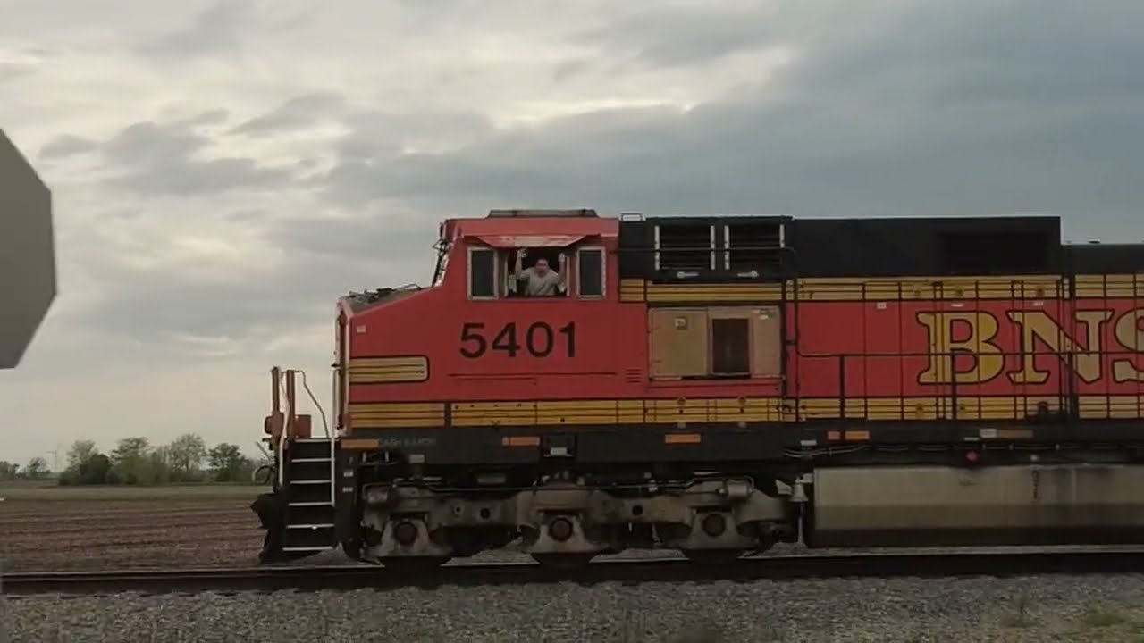 A Friendly Crew on a Feed Train - Pacing Included! - YouTube