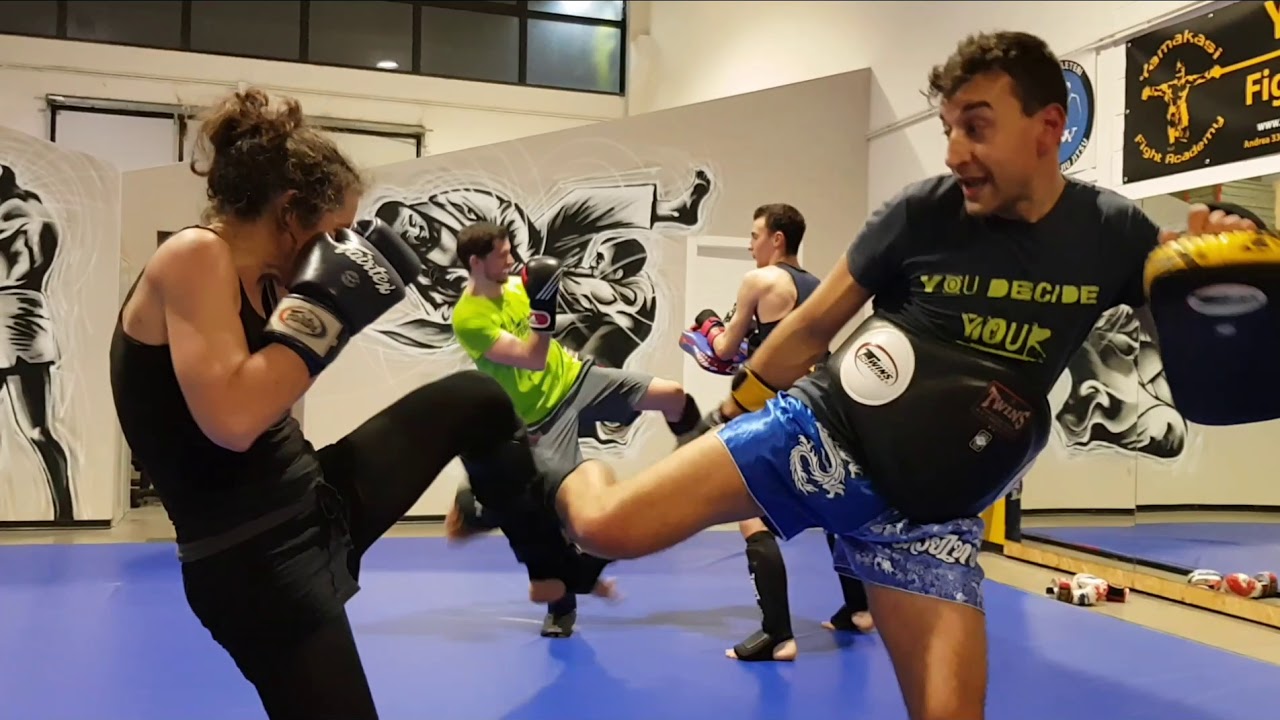 Allenamento kick boxing femminile Verona - YouTube