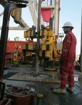 Drillpipe connection with iron roughneck - YouTube