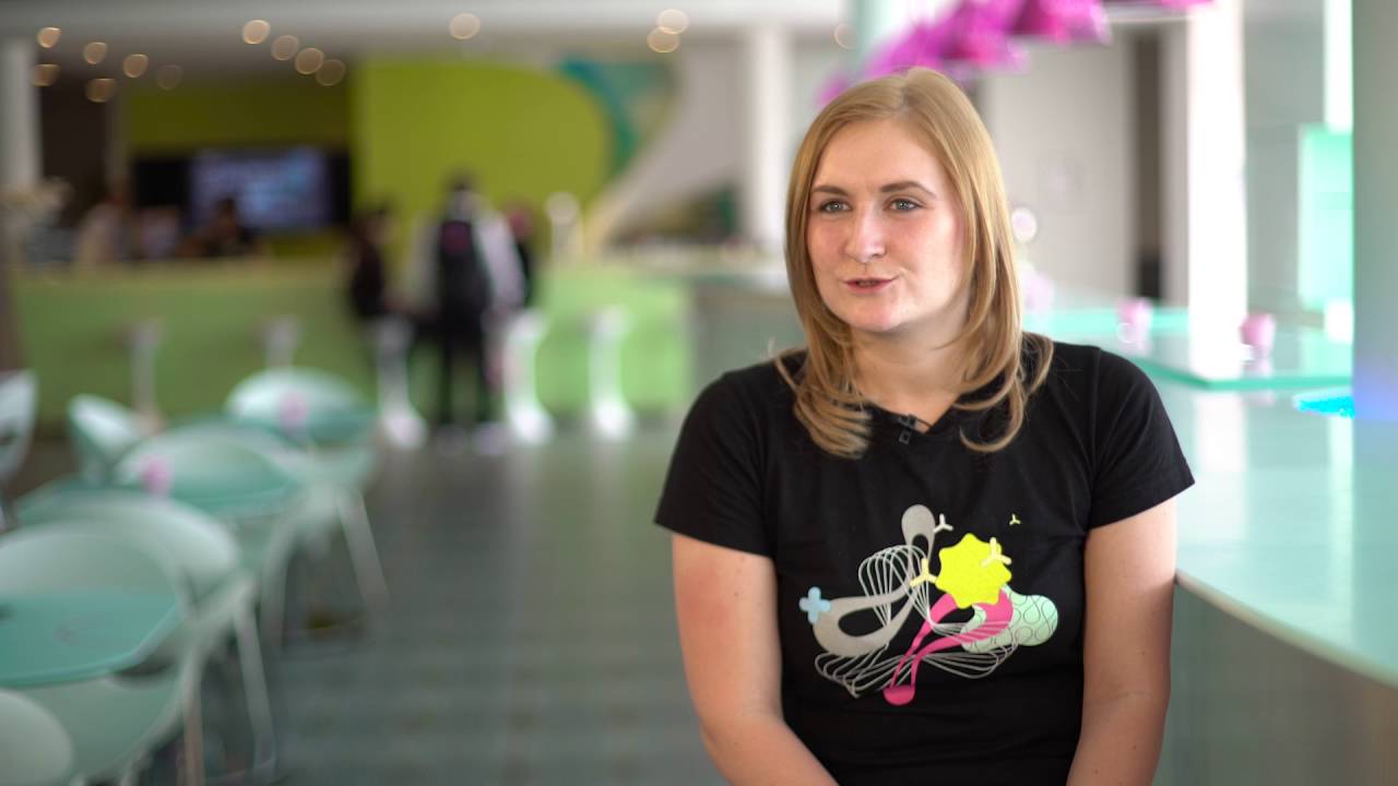 Denise Poeck - Reservation Agent bei prizeotel - YouTube