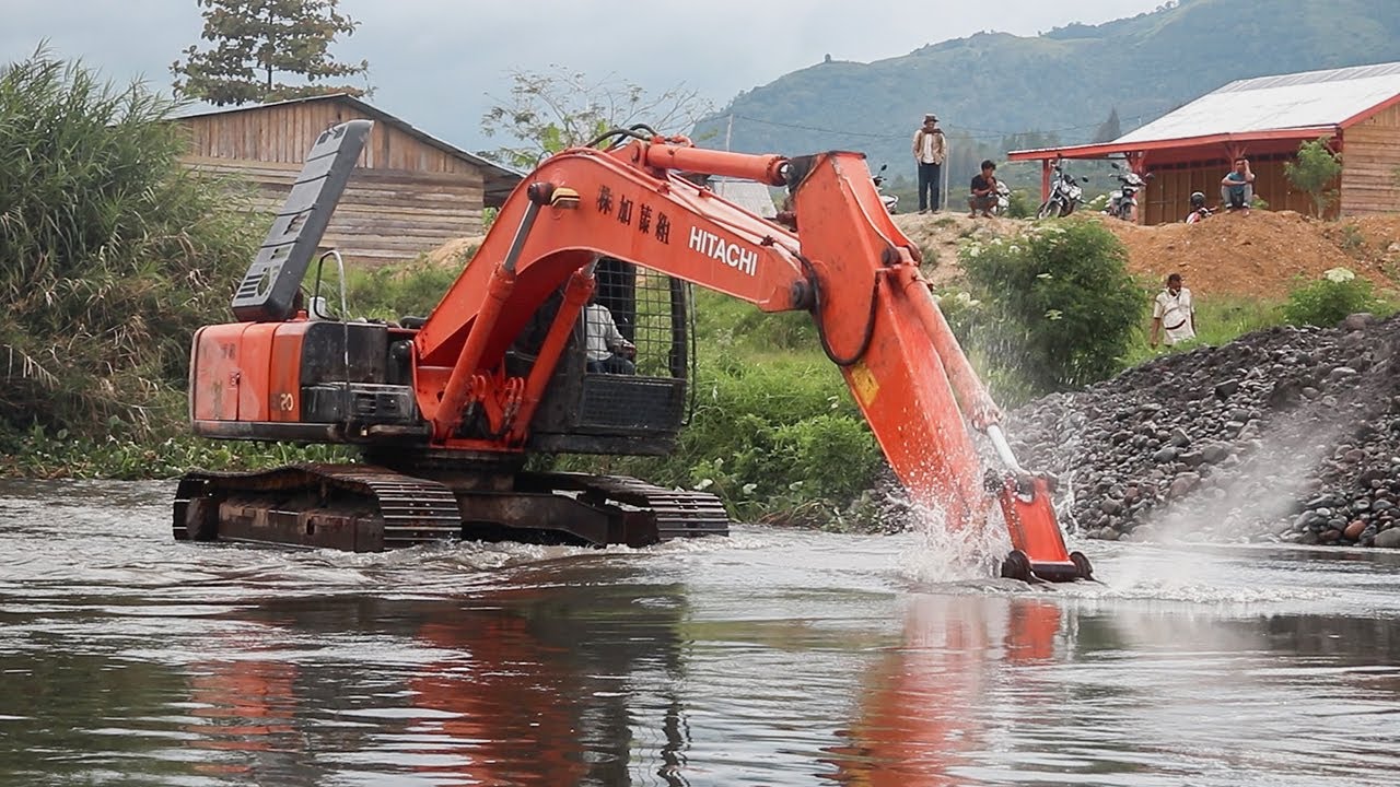CLOSER LOOK of Amphibious Excavator Working on Water to Deepen River ...