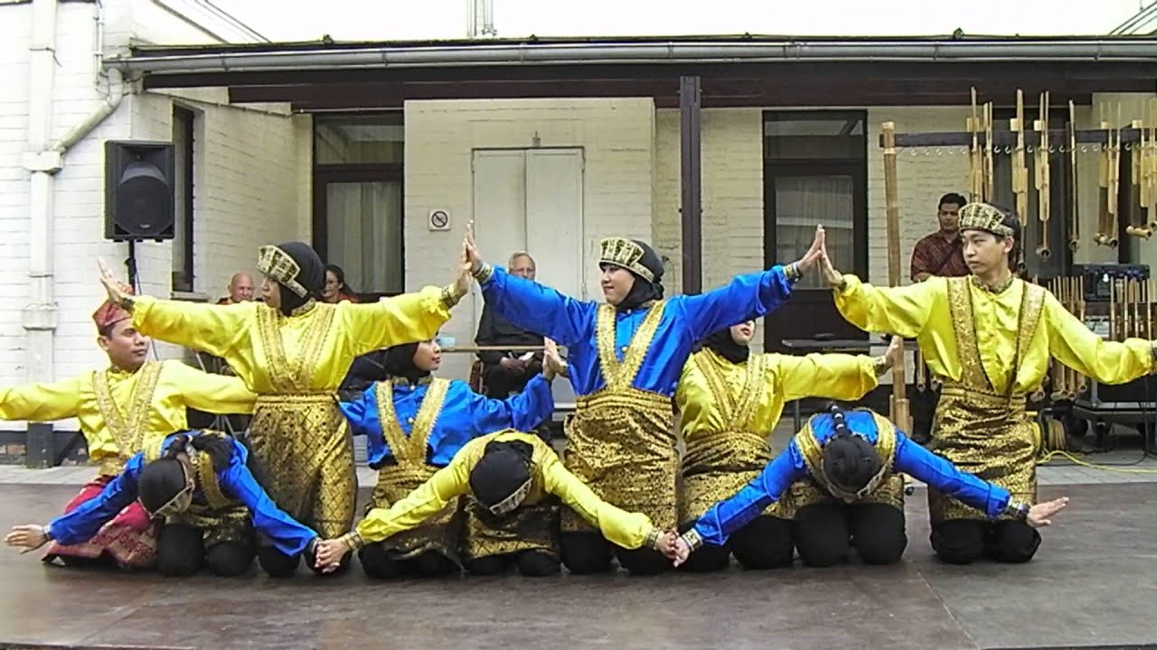 Saman Dance (Thousand Hands Dance) by Indonesian Student Association in ...