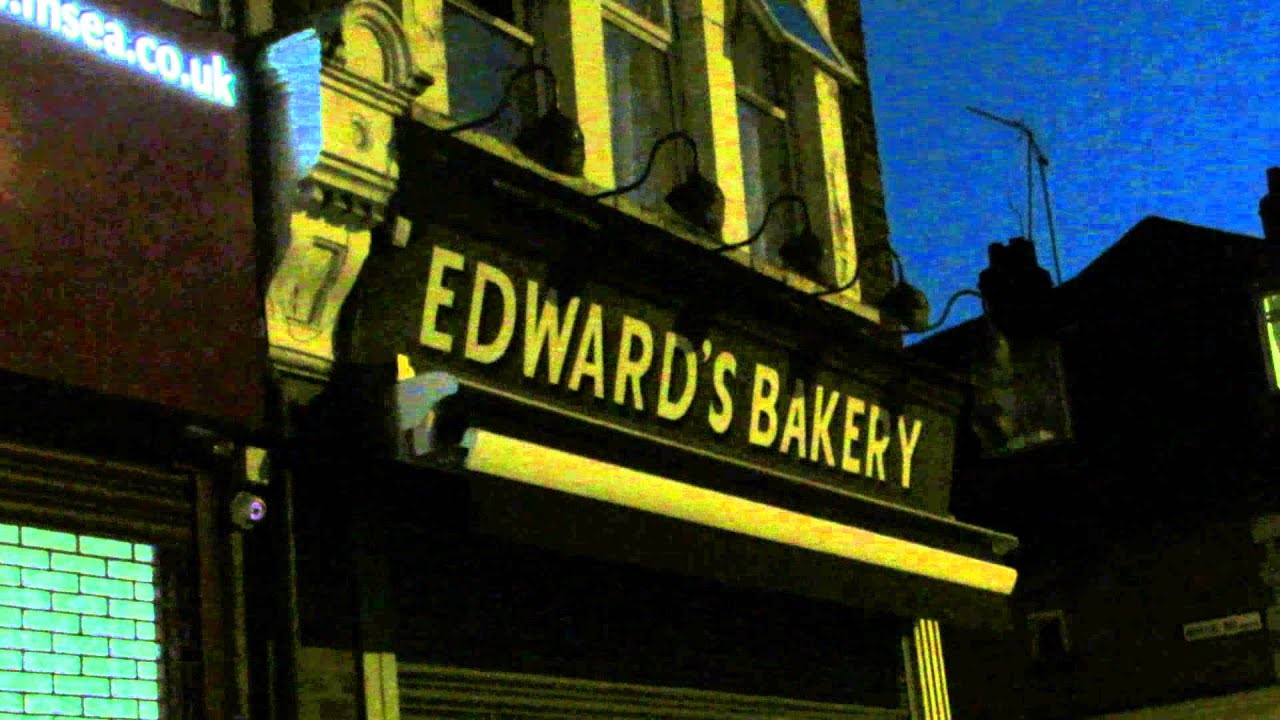Evening Walk along Willesden High Road to Edwards Bakery in London at ...