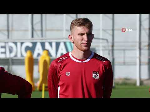 Sivasspor'un Fenerbahçe'den yeni transferi Burak Kapacak ilk idmanına çıktı