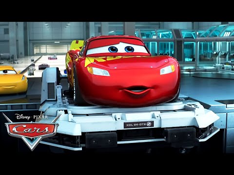La primera carrera de Rayo McQueen en el simulador | Pixar Cars