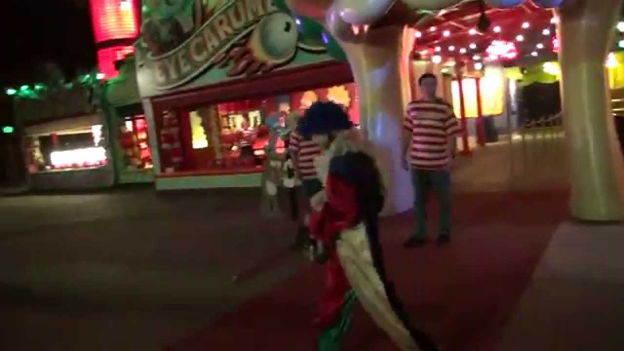HHN 25 - Chainsaw Clowns (2) - YouTube