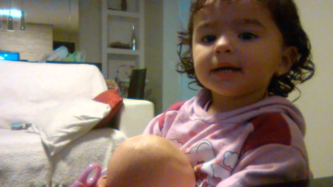 Bebe cantando nana neném - YouTube