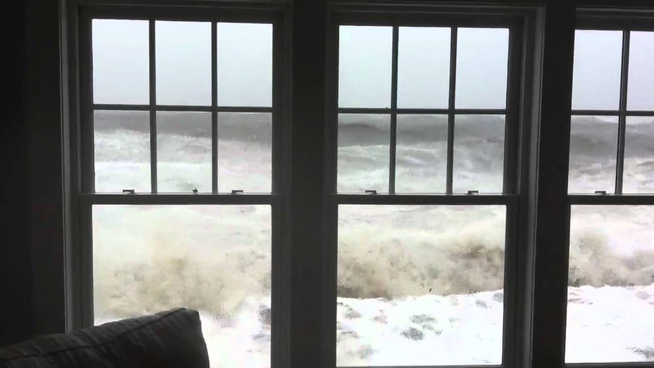 Huge wave hits window in a hurricane - YouTube