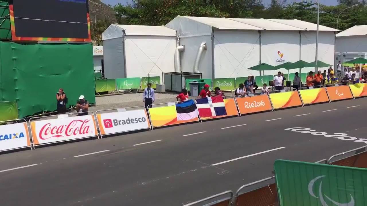 The most incredible finish to a cycling race you will ever see - YouTube