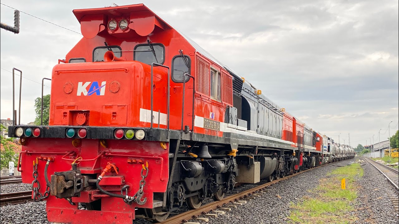 HARUS KE SUMATERA ‼️KALAU MAU LIHAT KERETA API MINYAK PAKAI LOKO CC 202 ...