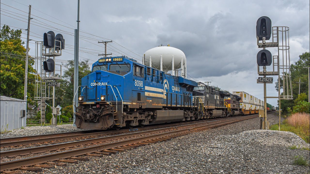 NS 8098 (Conrail Heritage Unit) Leads An EXTREMELY Short NS 27P With NS 1074 Trailing! 9/26/22 ...