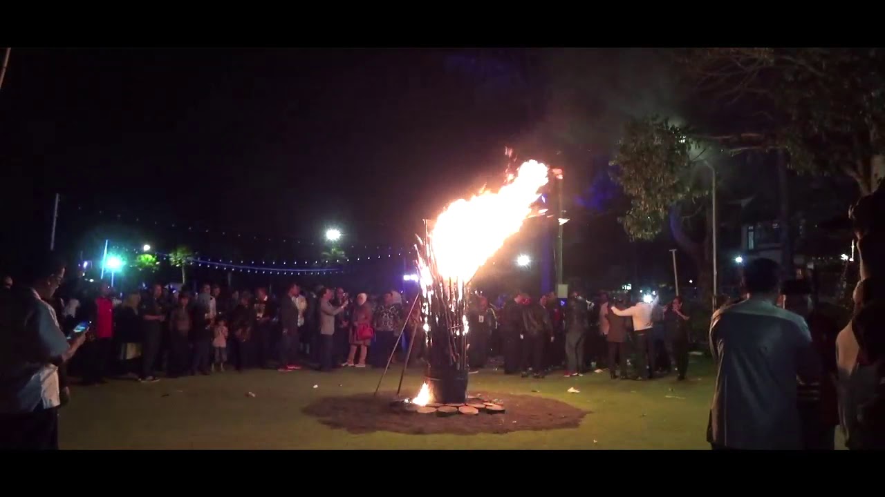 Keren Banget....!!! Detik-Detik Api Unggun Raksasa dinyalakan Presiden ...