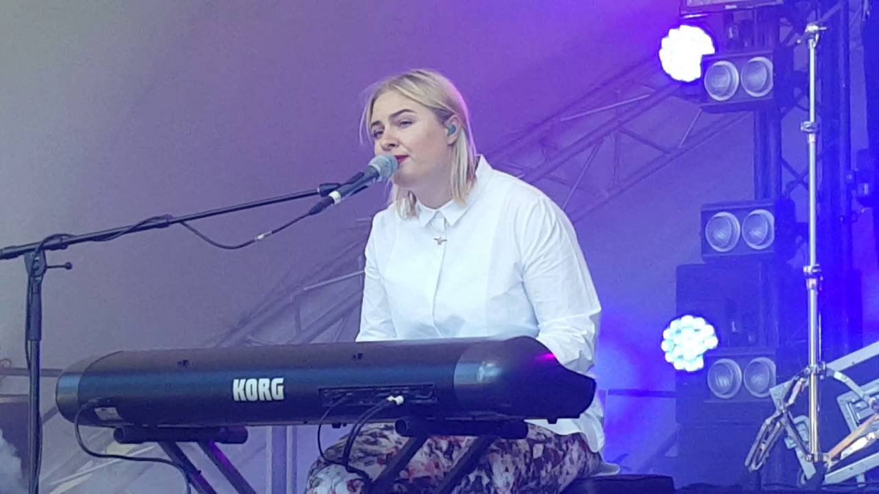 Låpsley: "Painter" - Heartland Festival, June 11th 2016 - YouTube