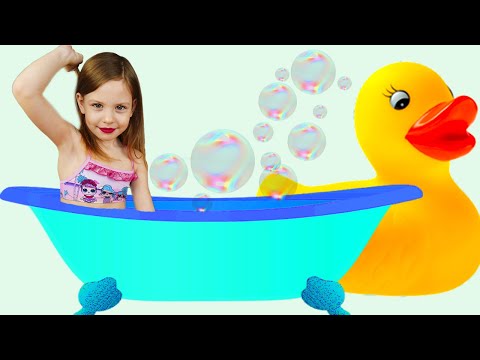 Кира купается в ванной с игрушками