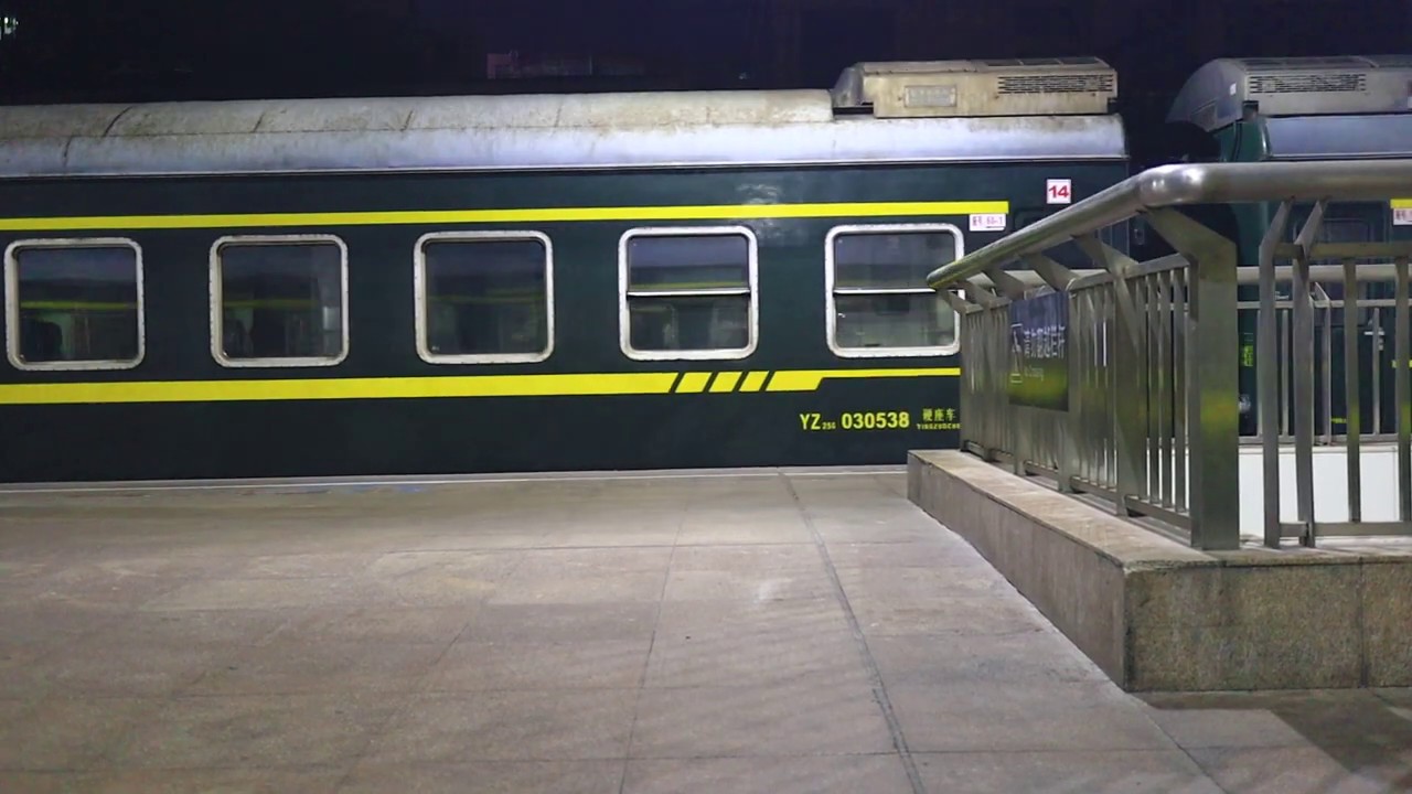 {CNR} DF5 1386 transfer 25G coaches towards Guangzhou Depot - YouTube