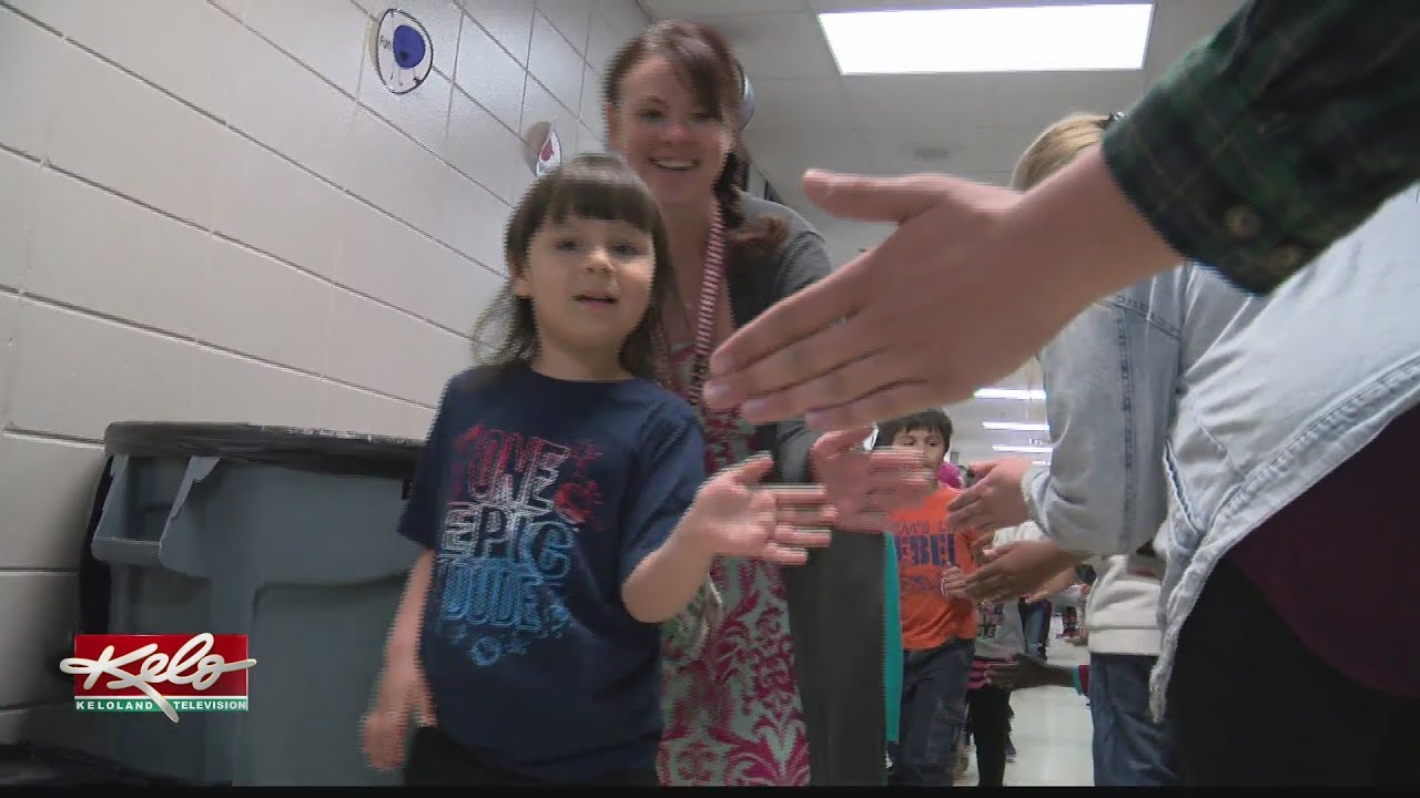 Students cheering each other on at Lowell Elementary - YouTube