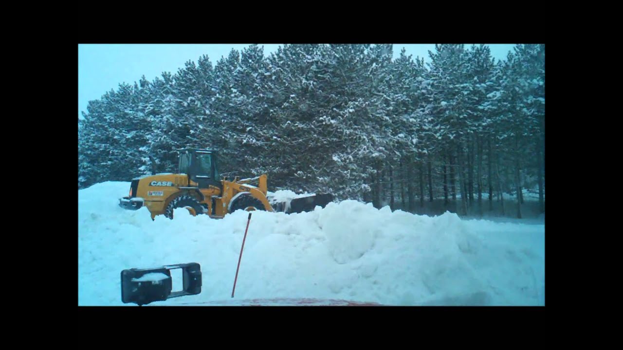 Case loader pushing back snow piles - YouTube