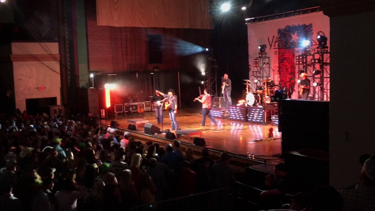 Aaron Watson - Outta Style (Live at The Shrine) - YouTube