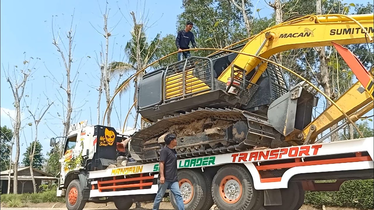 Loading and Transporting Sumitomo Excavator with Self Loader Truck at ...