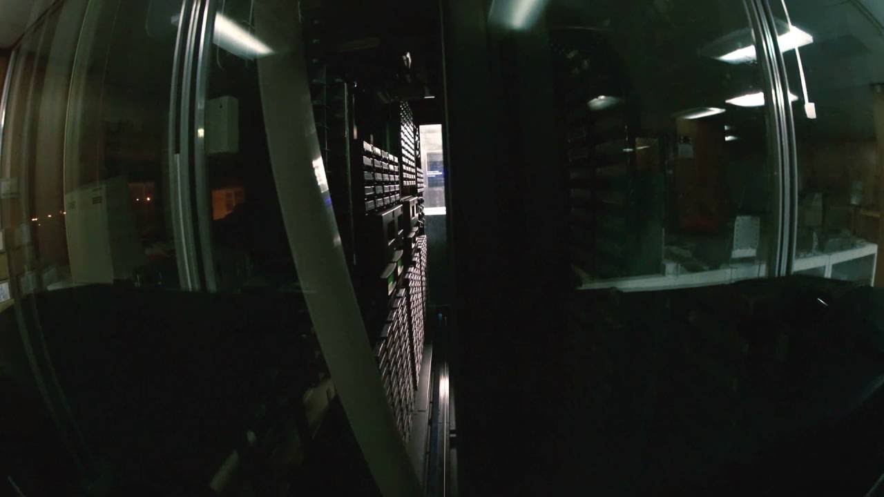40 minutes | IBM 3494 Tape Library Dataserver Robot - YouTube