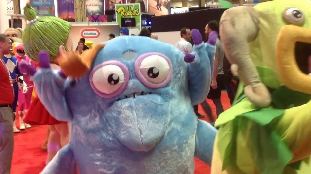 Licensing show Character parade Day 1 - YouTube