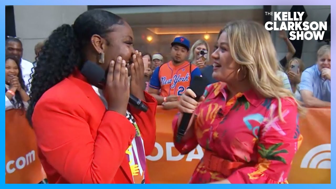 Kelly Clarkson Surprises Superfan On The TODAY Show - YouTube
