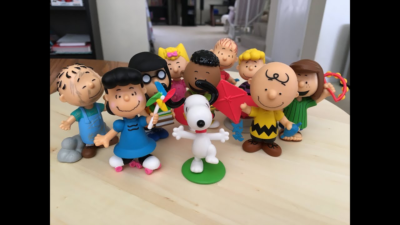 Peanuts Collector's Figure Set with Snoopy and the Gang - YouTube