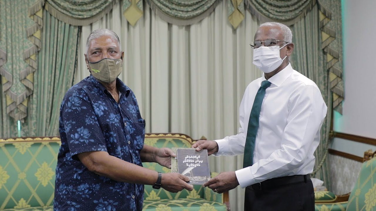 President receives two books written by Abdul Azeez Yoosuf - YouTube