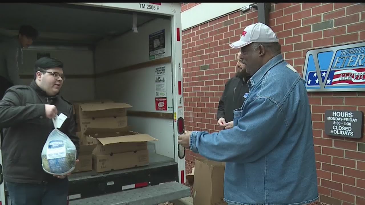 Veterans in Warren pass out turkeys - YouTube