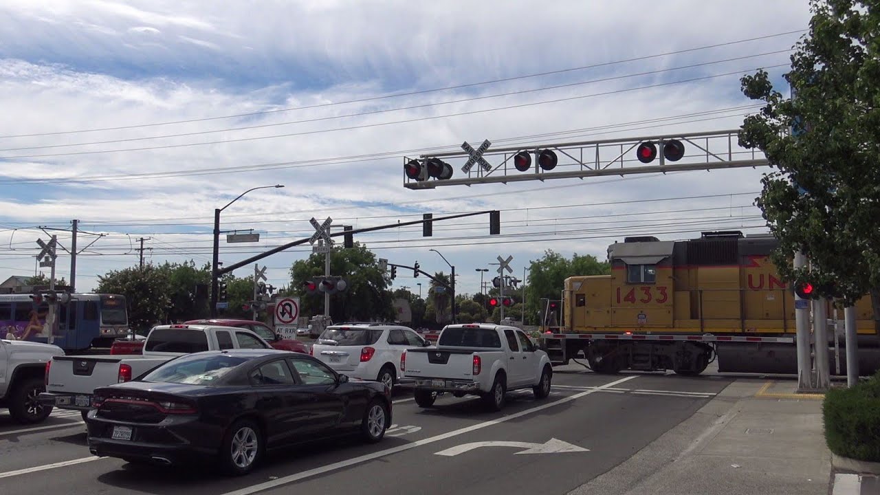 UP 1433 LRR93 Lodi Local Long and Light Rail Trains Pass Zinfandel Dr ...