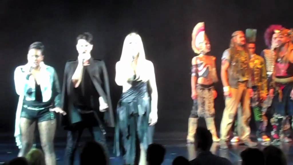 WWRY Adlicious optreden met cast We Will Rock You - YouTube