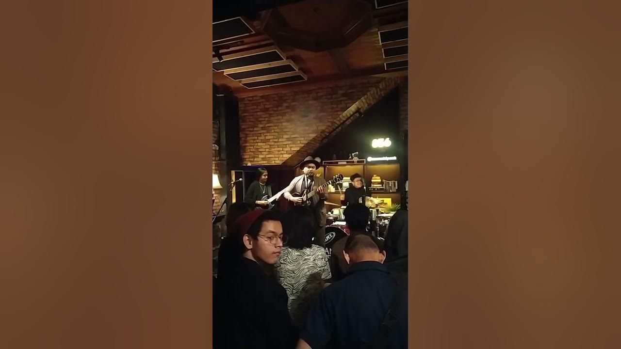 Santiago live at Roemah Iponk - YouTube