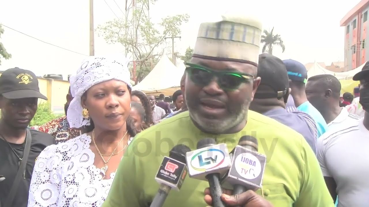 ONIGBONGBO LCDA DISTRIBUTES START UP KITS TO INDIGENT RESIDENTS - YouTube