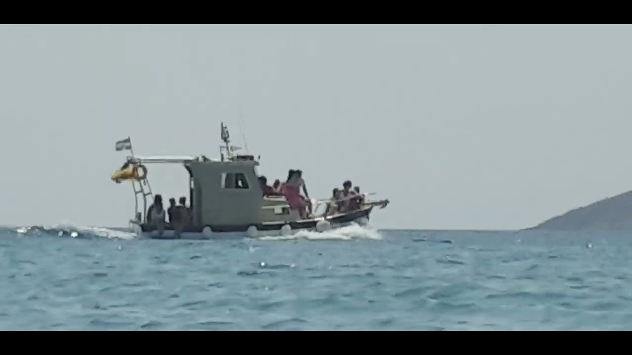 Καΐκι με τουρίστες κανει δρομολόγιο απο νησάκι Καστρί προς το λιμάνι ...