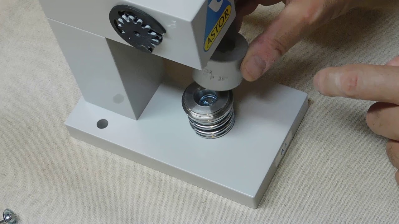 Présentation de la machine à recouvrir les boutons Astor - YouTube