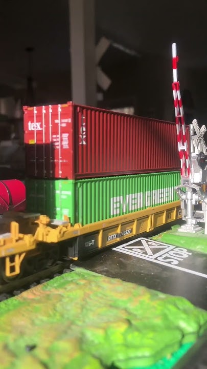 HO scale intermodal train thru a RR crossing - YouTube